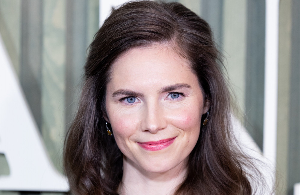 Amanda Knox does comedy to 'laugh at the bad things that have happened ...