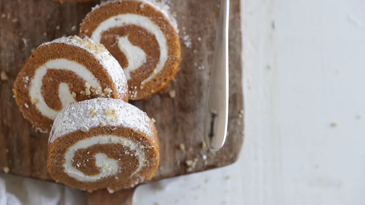 I can't stop making this homemade pumpkin roll cake