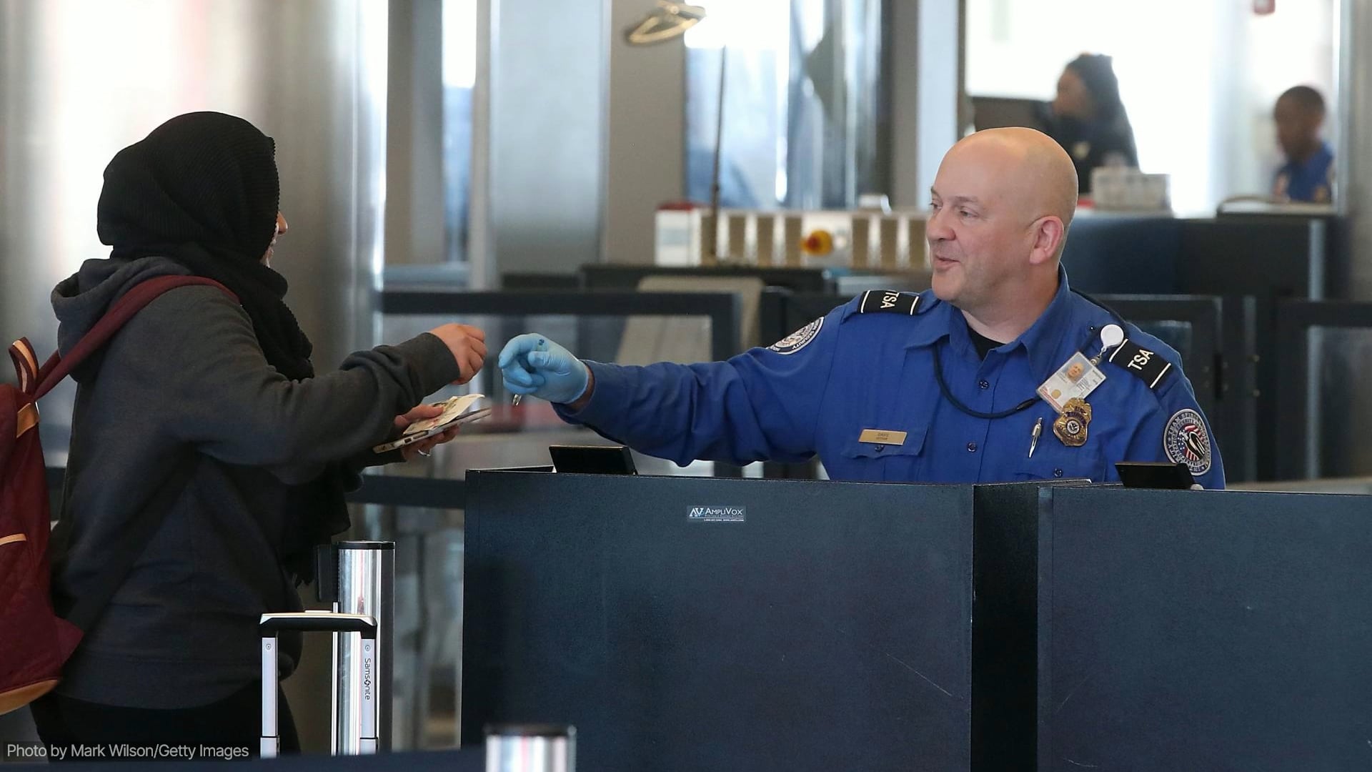 Trump to sign an order to pay TSA agents amid DHS shutdown