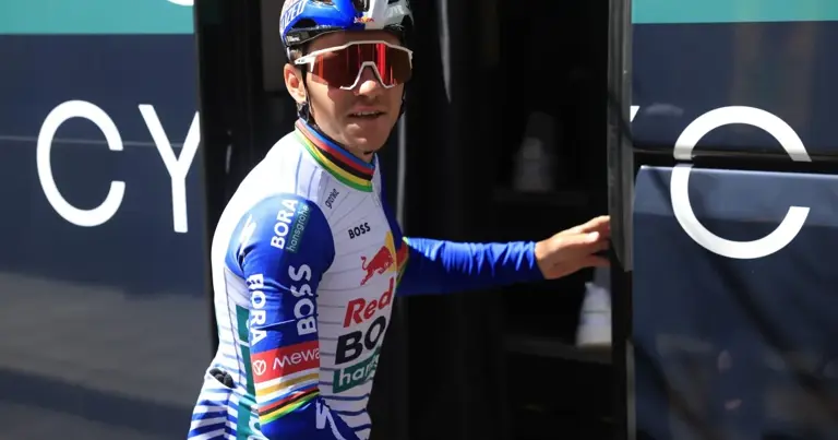 🎥 Ook op hoogtestage: Evenepoel viert titel van Arsenal op training én ...