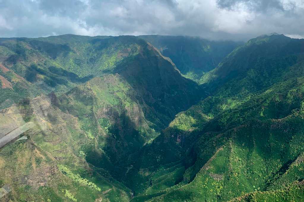 3 killed in tourist helicopter crash on the Hawaiian island of Kauai