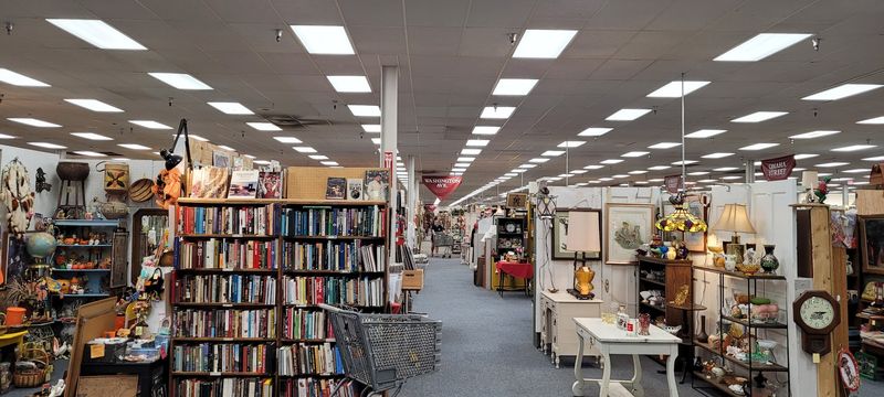 This massive Ohio antique mall is a treasure trove of vintage home ...
