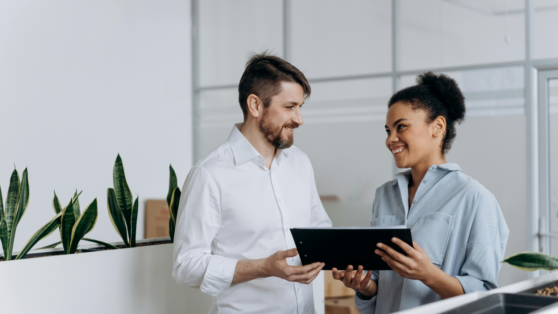 10 things coworkers should never discuss & 10 things they always should