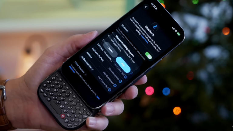 This new accessory brings back the slide-out keyboard for any smartphone