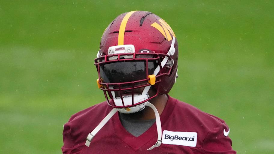 Could Buccaneers replace Lavonte David with another legendary linebacker?