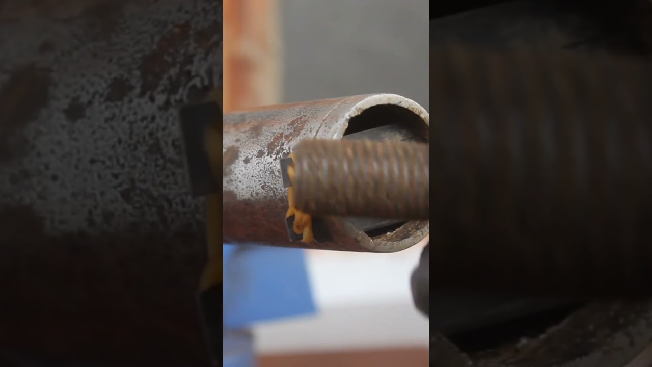 Clever tool to clean rusty bolts