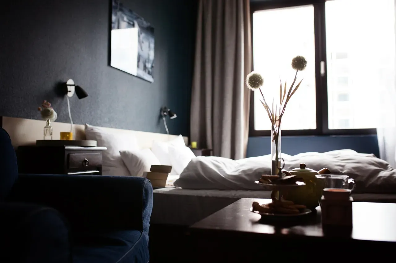 8 hotel room red flags that should immediately raise alarm bells