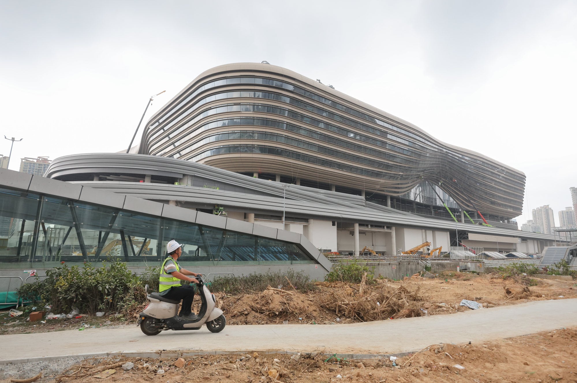 Lawmakers concerned over lack of parking at Huanggang border checkpoint