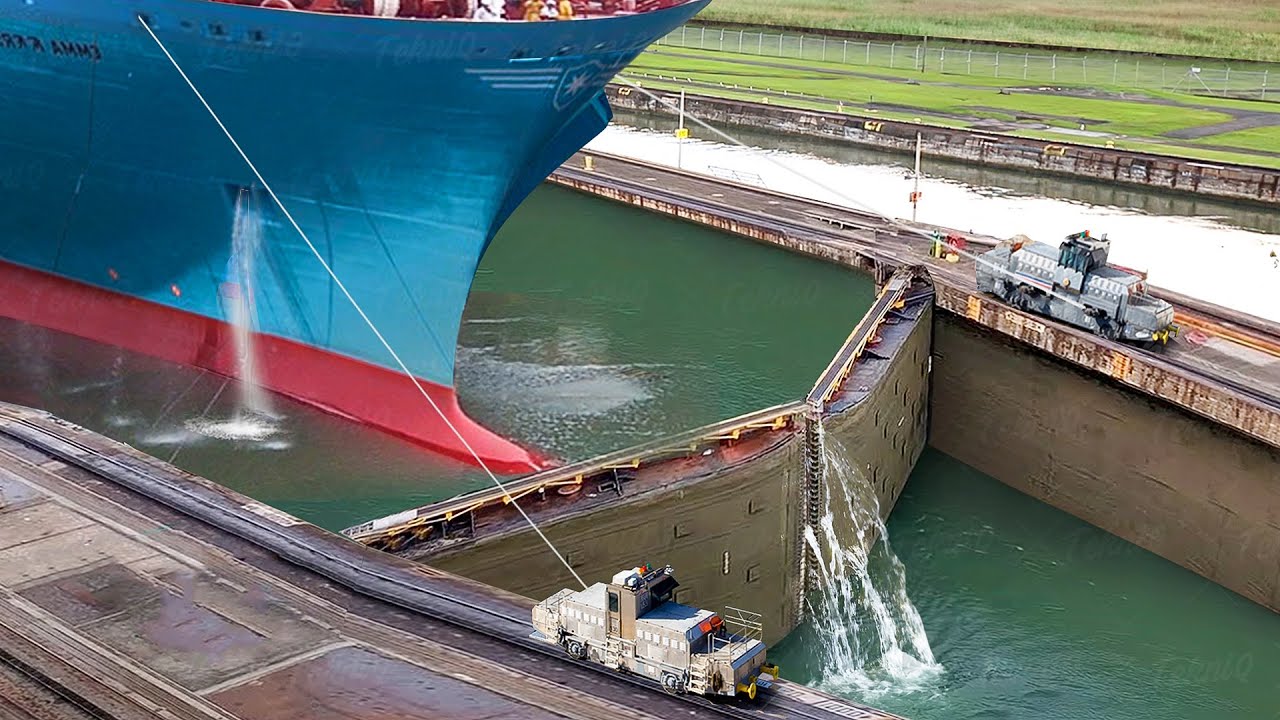 The journey of large container ships through the Panama Canal