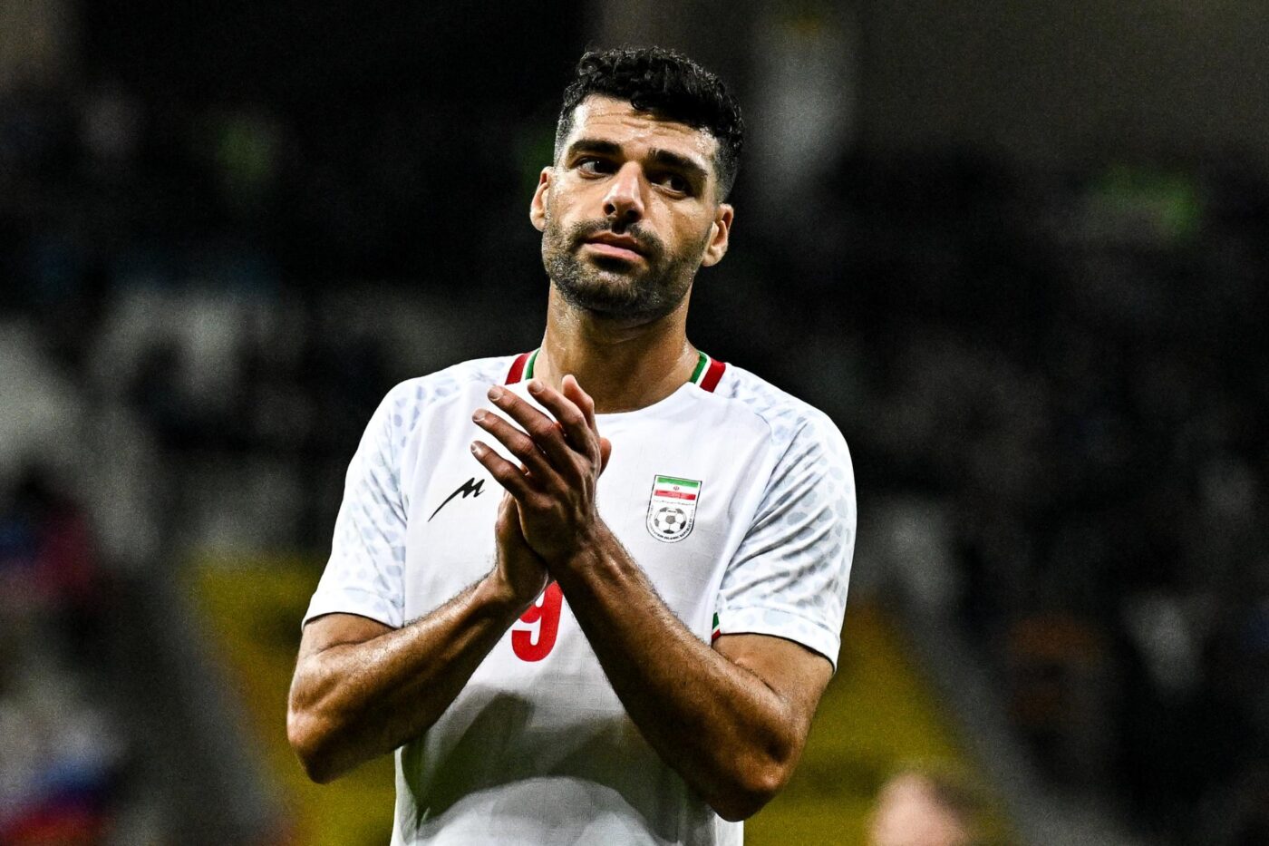 Les joueurs iraniens avec des cartables pour rendre hommage aux ...