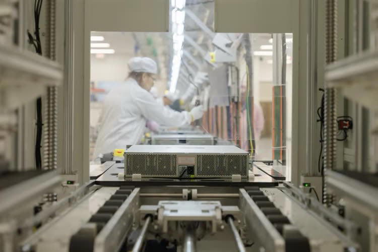 Pourquoi Apple abandonnerait (temporairement ?) ses serveurs maison ...