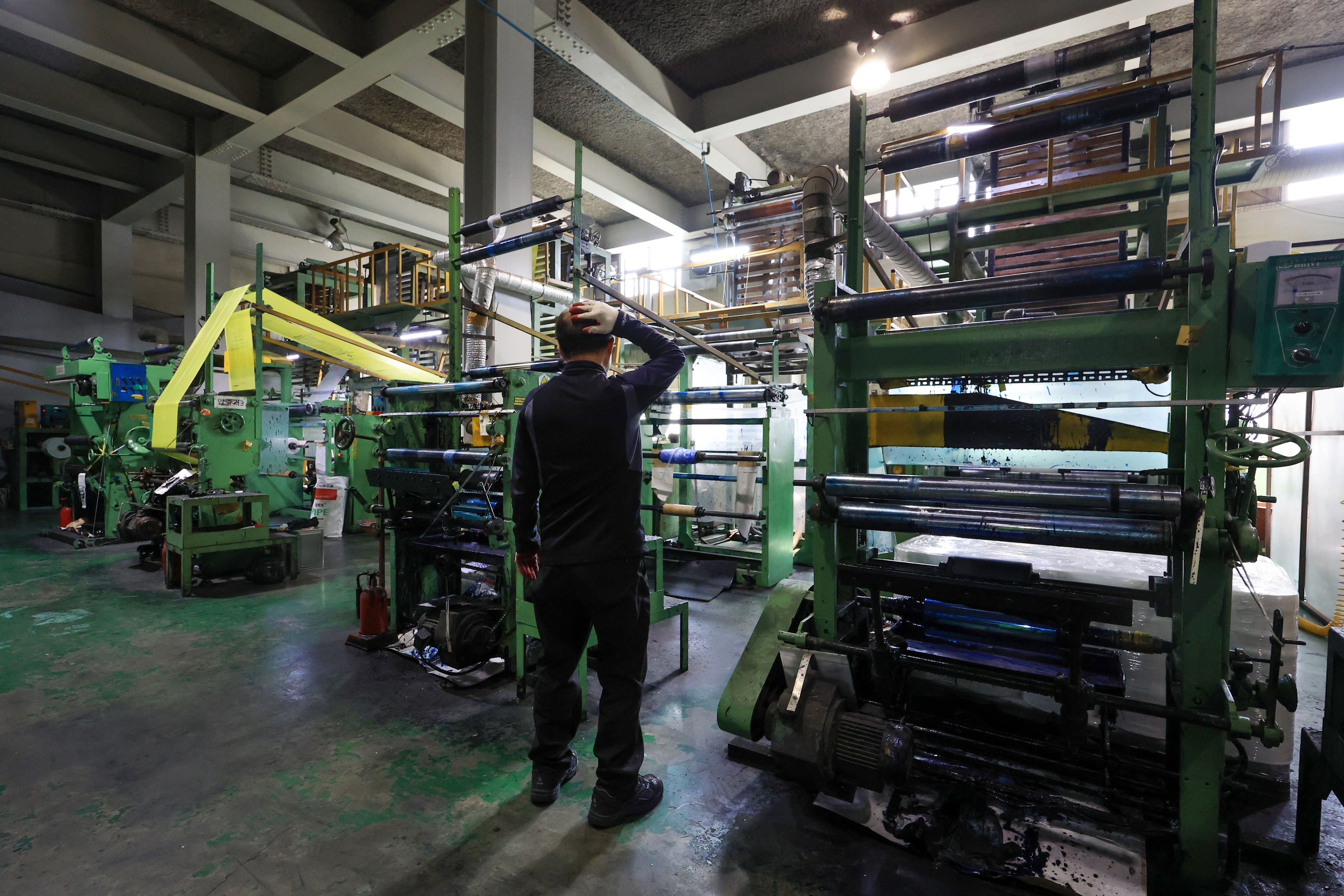 Factory halts, volume-based bags shortage amid Middle East war