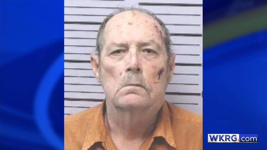 Mobile man arrested after allegedly exposing himself to child