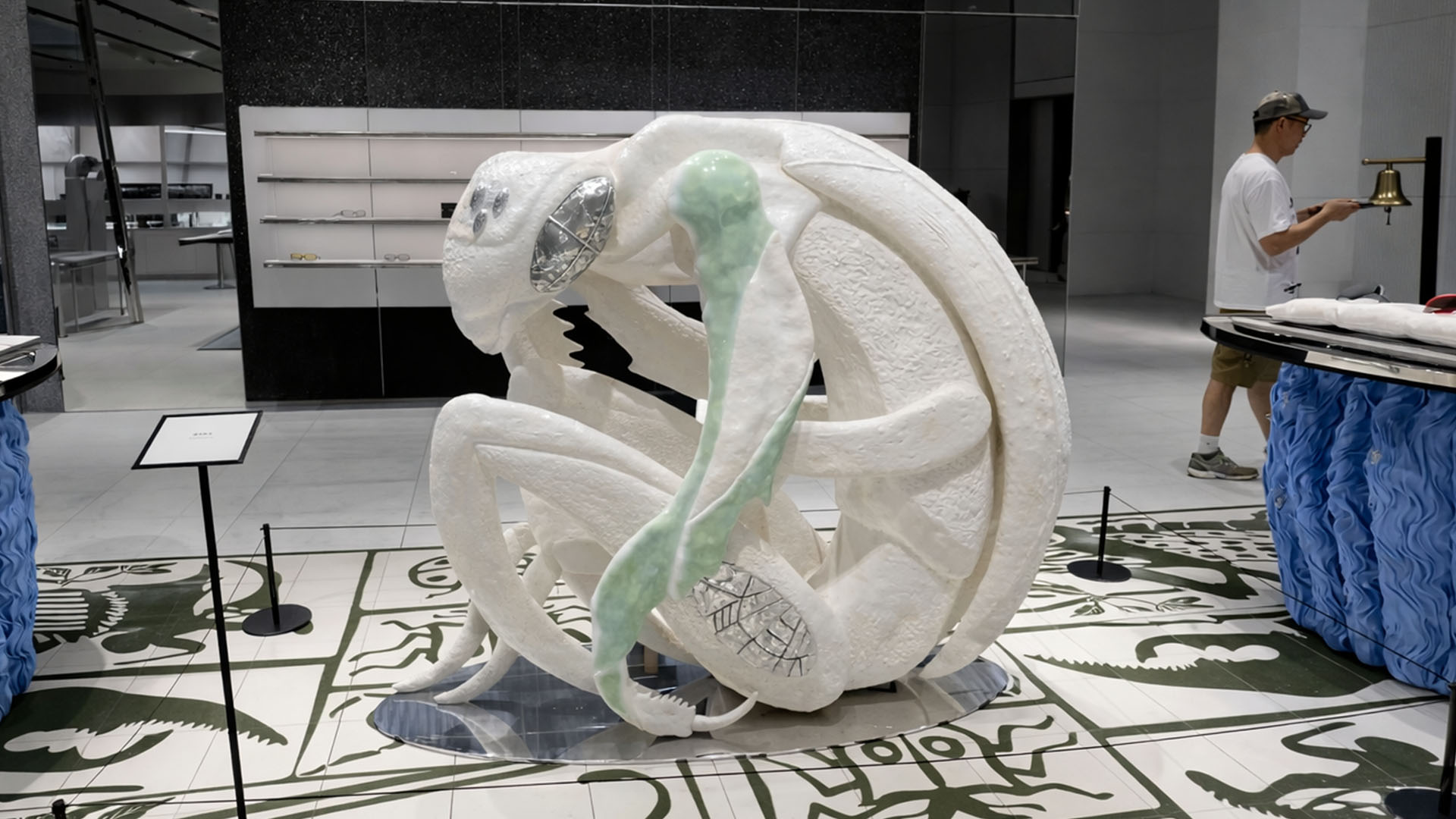 Patung putih raksasa di China jadi sorotan karena bentuk uniknya