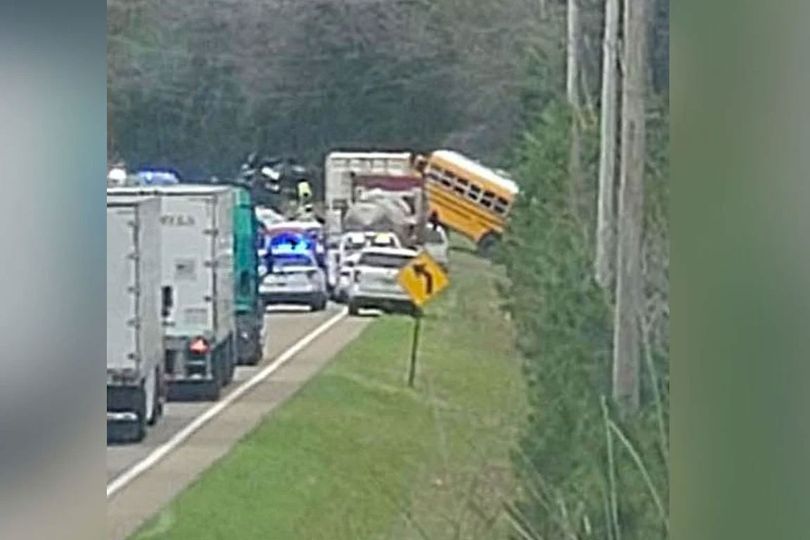Tennessee school bus crash leaves 2 middle school students dead, 7 ...