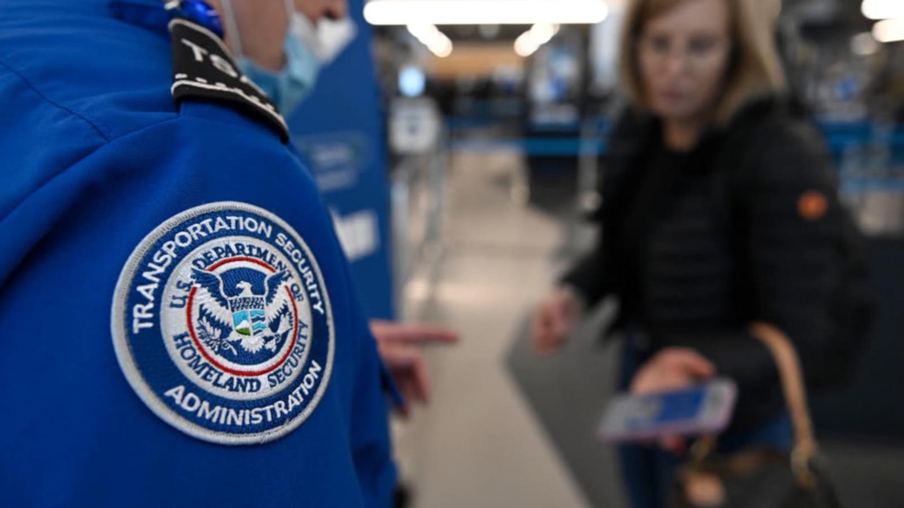 Trump signs order to pay TSA agents amid partial government shutdown