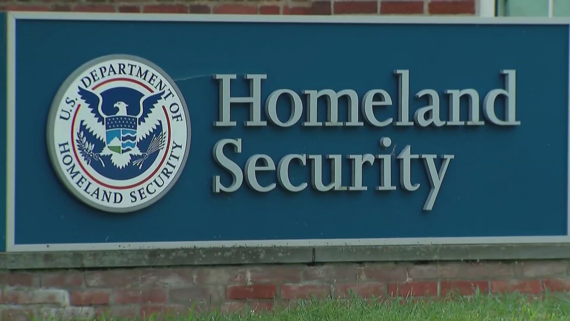 President signs order to pay TSA workers amid DHS funding standoff