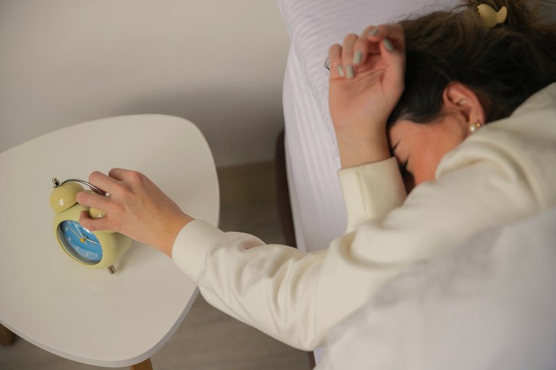 College girl ignores 5+ alarms every morning, screams at roommate when ...