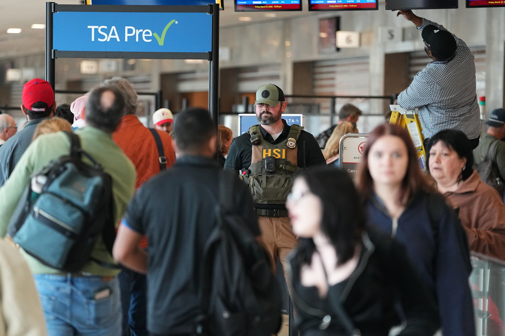 Trump signs order to pay TSA employees after Congress fails to agree on ...