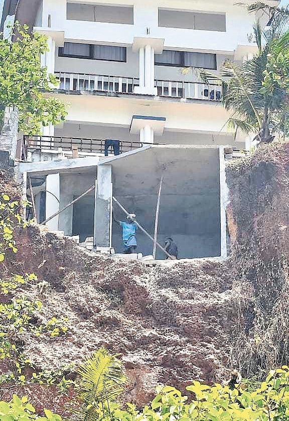 Illegal work continues on Varkala cliff; stop memos issued