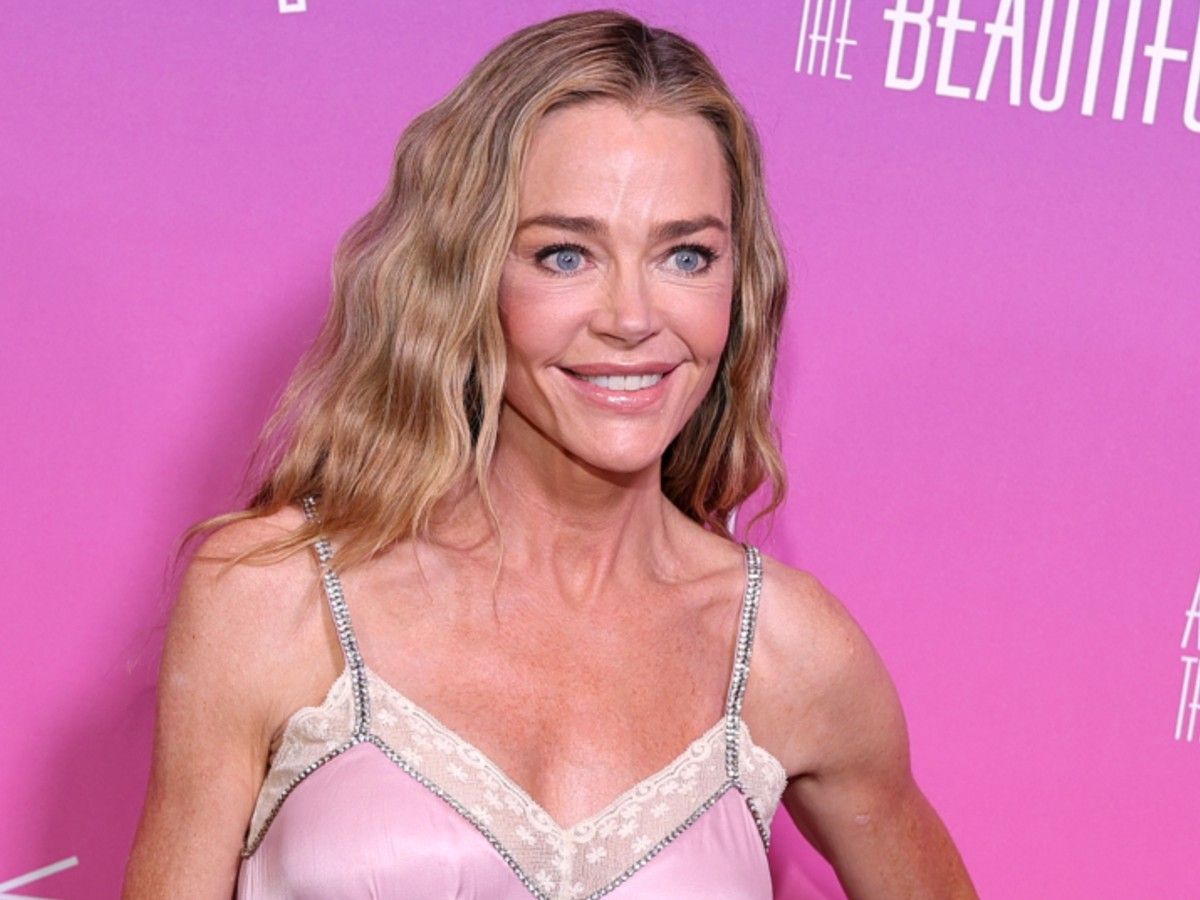 Denise Richards defends wearing a leather skirt to court in 4 AM ...