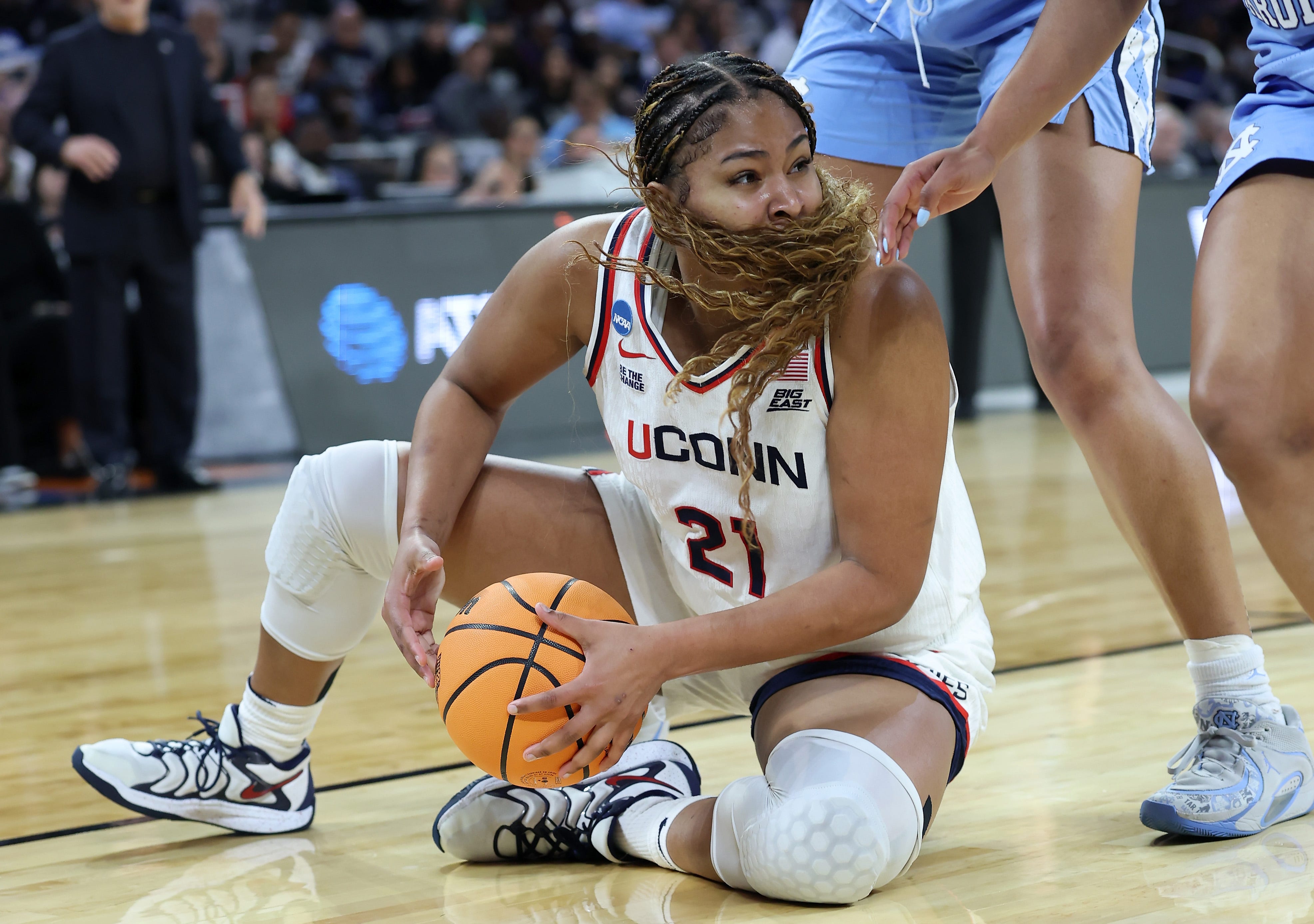 UConn women advance to 30th Elite Eight with win over UNC: Highlights