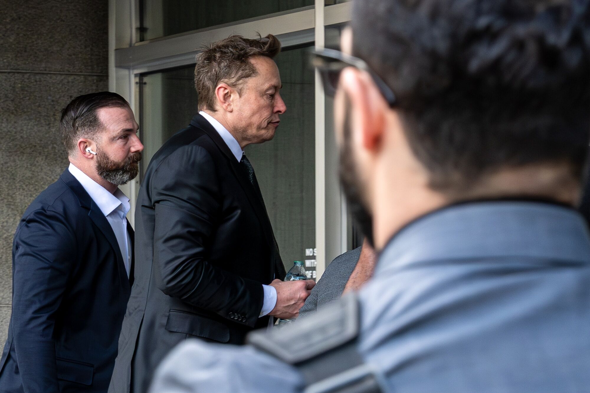 Musk takes a swipe at bowtied judge in Twitter investor case