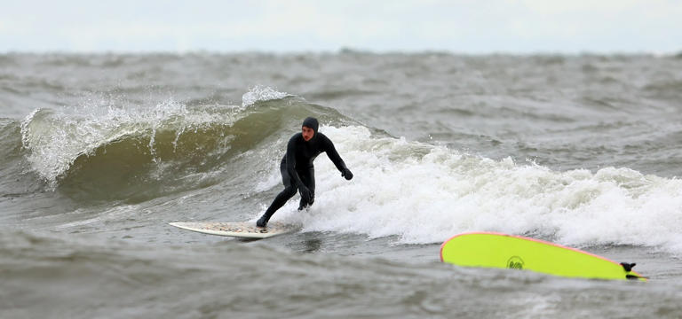 Surfers take to Lake Erie waves — yes, in 39 degrees — as strong winds ...