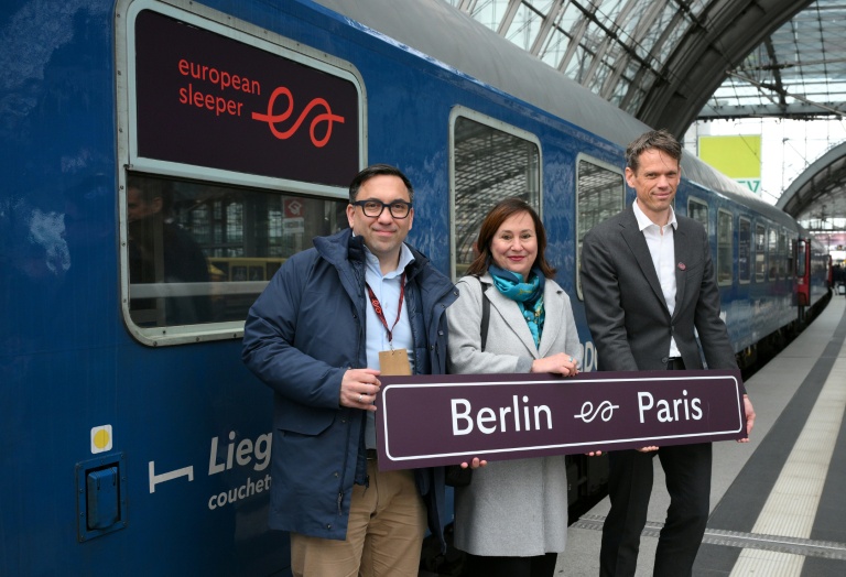 Réveil enthousiaste des premiers voyageurs du nouveau train couchette ...