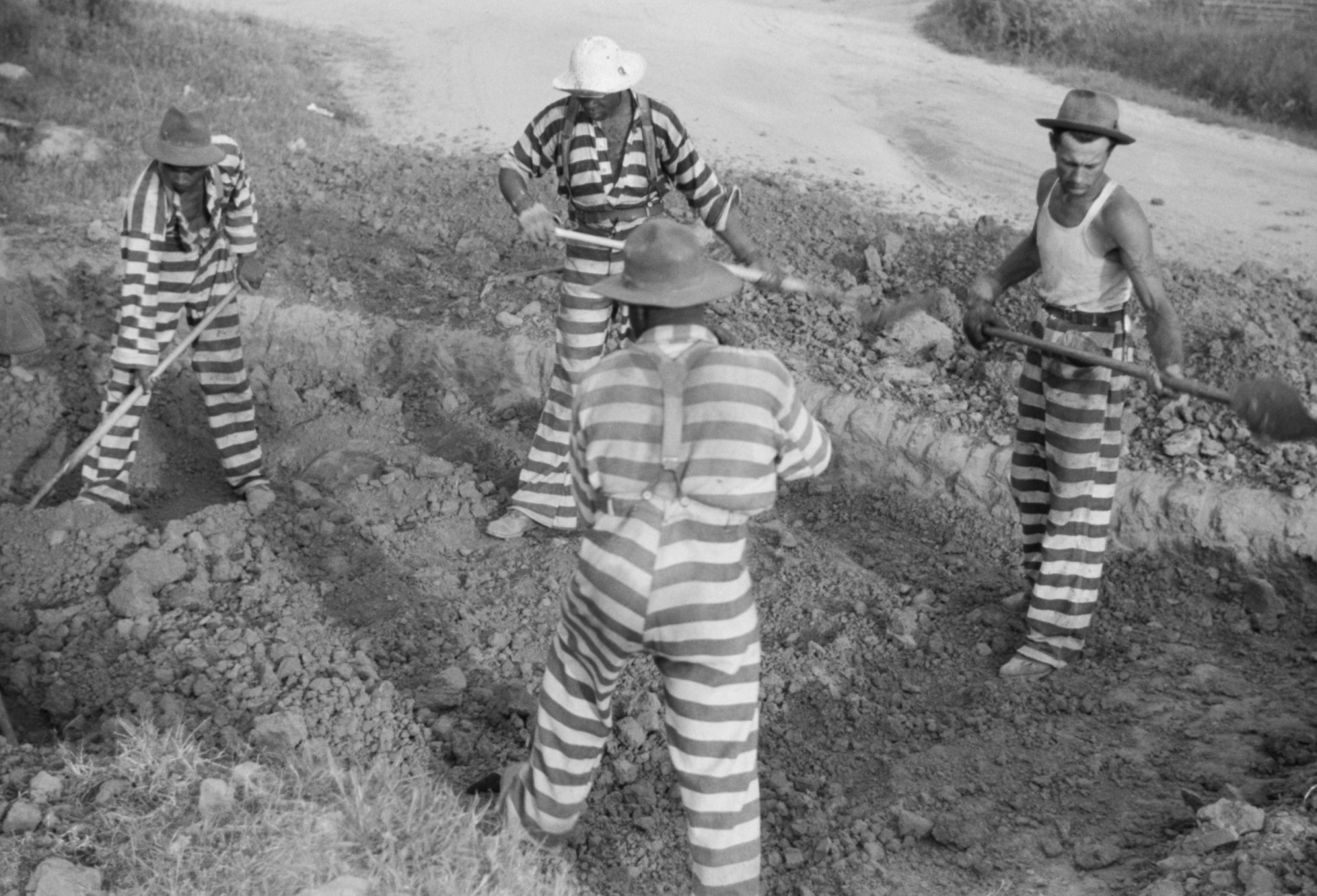 Gefesselt und gefoltert: So hart war das Leben in einer "Kettenbande"