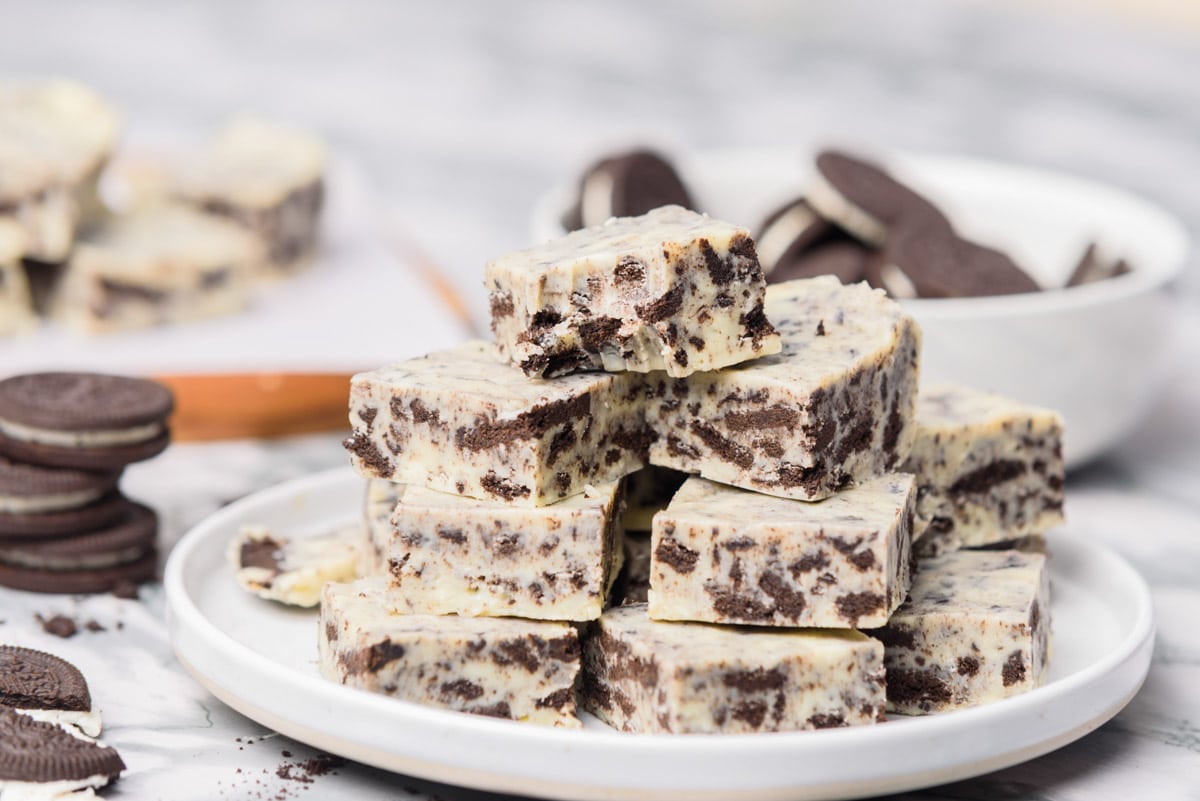 Easy Oreo Fudge Recipe (Just 3 Ingredients)