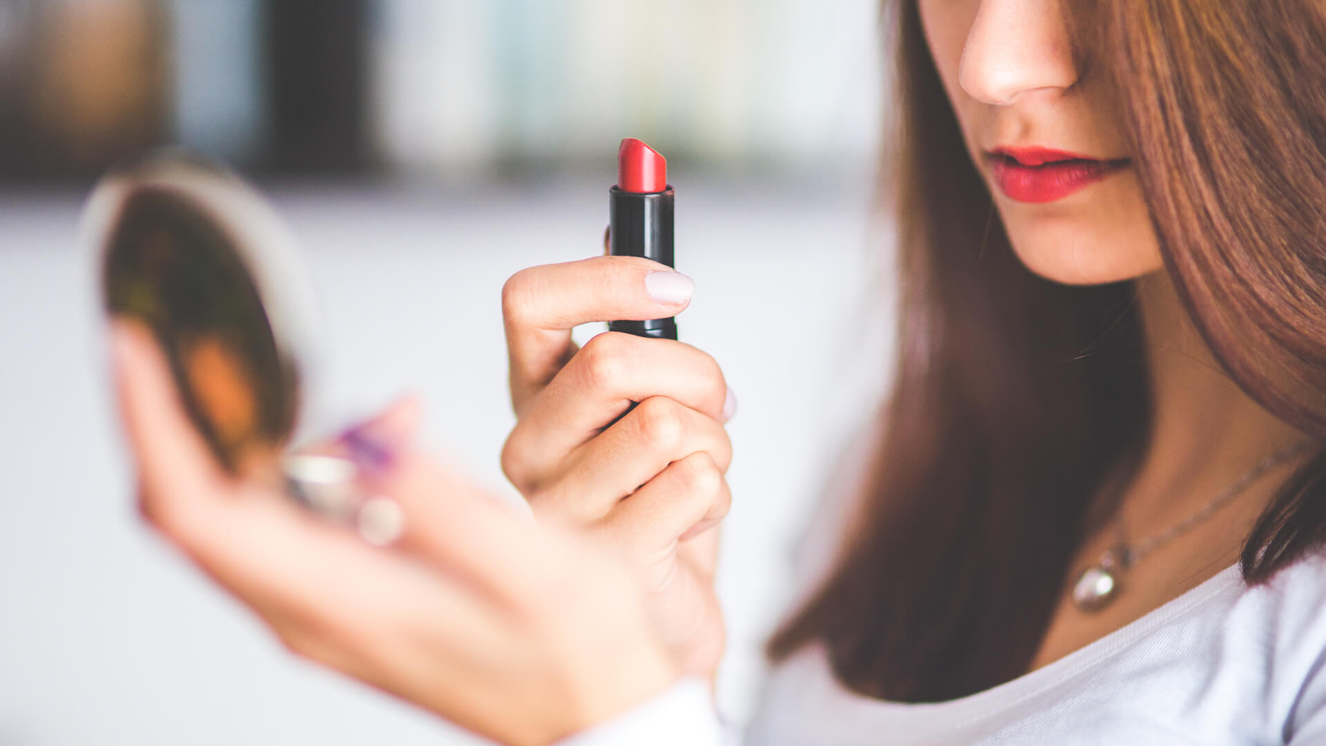 ‘Your Rich BFF’ Vivian Tu: Why Higher Makeup Sales Are a Recession ...