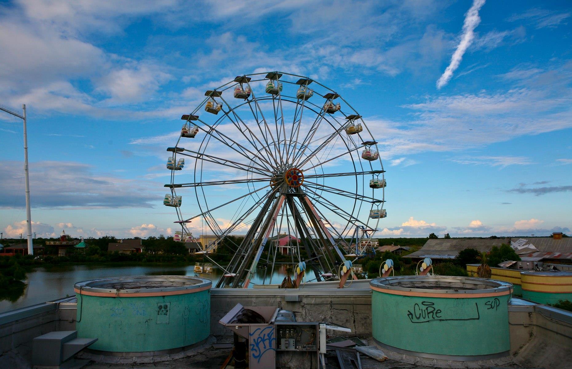 Fascinating photos inside a deserted Six Flags theme park