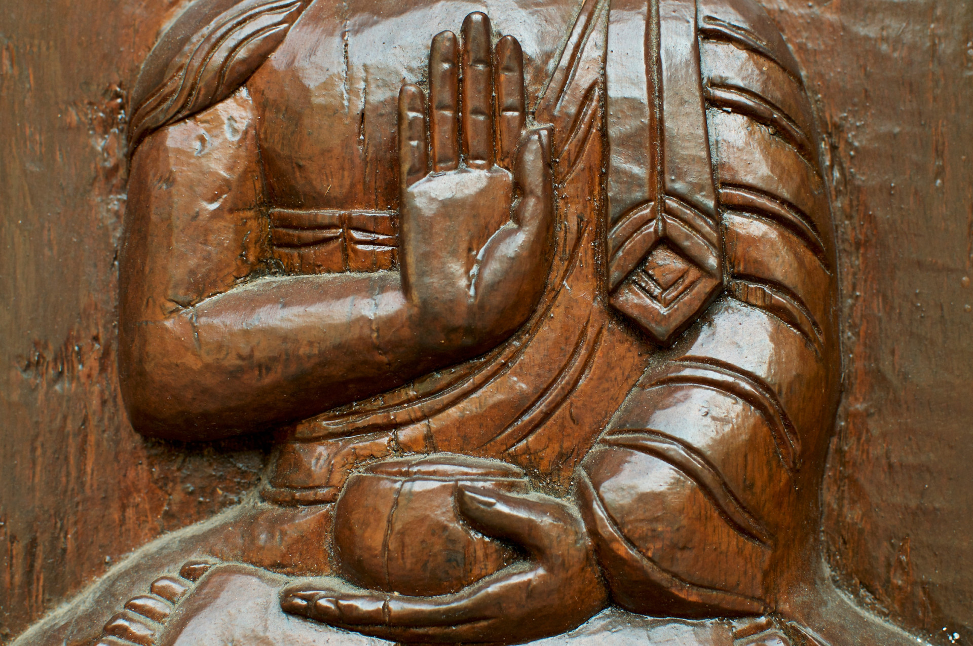 Die Sprache unserer Hände: Wie Mudras im Buddhismus Emotionen ausdrücken