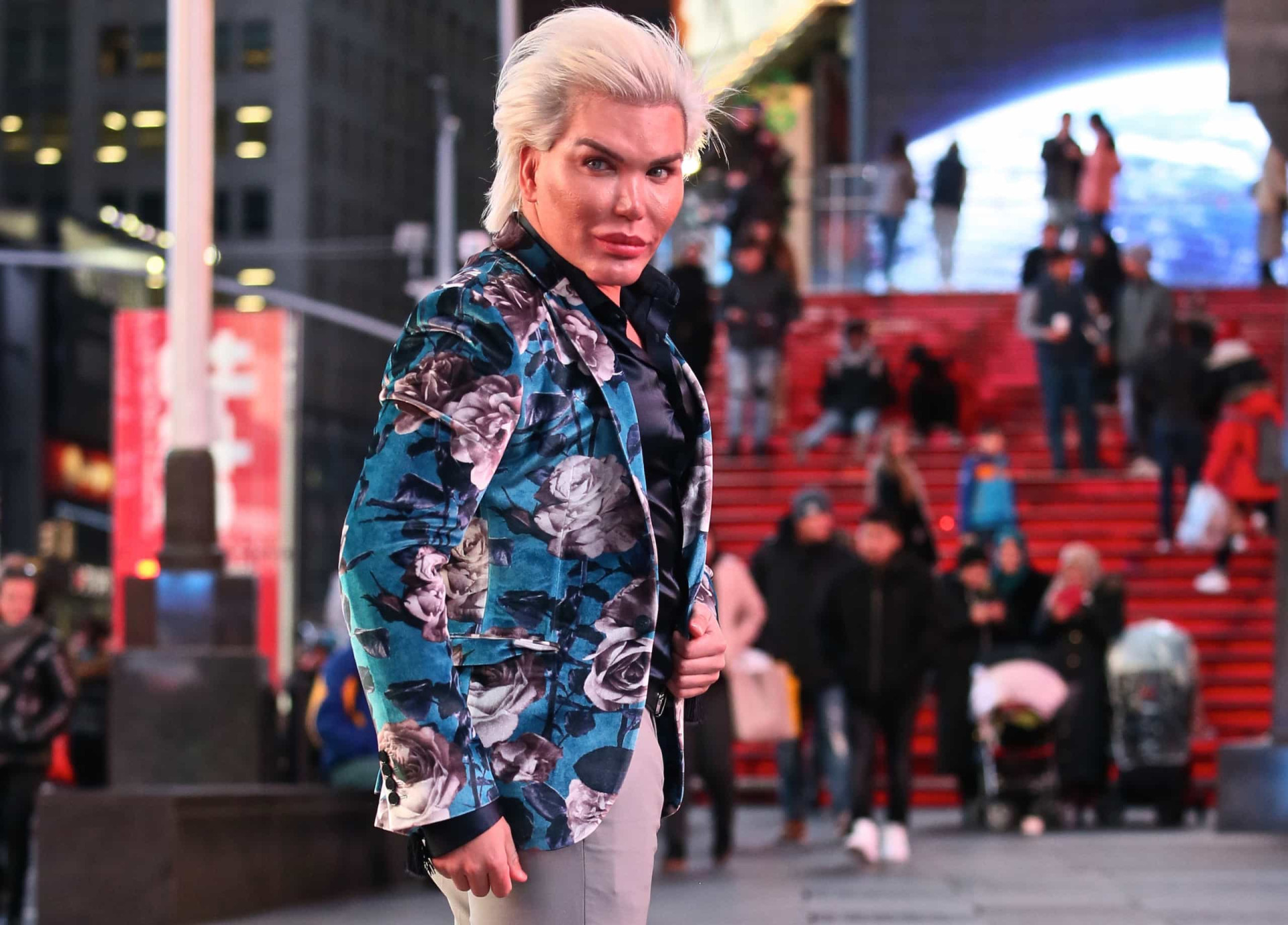 Ces personnes ressemblent à de véritables figurines humaines