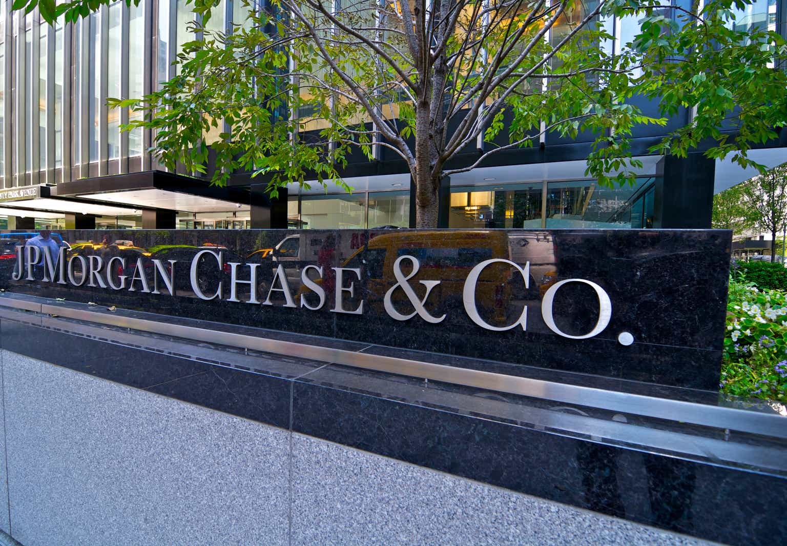 JPMorgan Chase Q1 earnings beat on strong investment banking, equity ...
