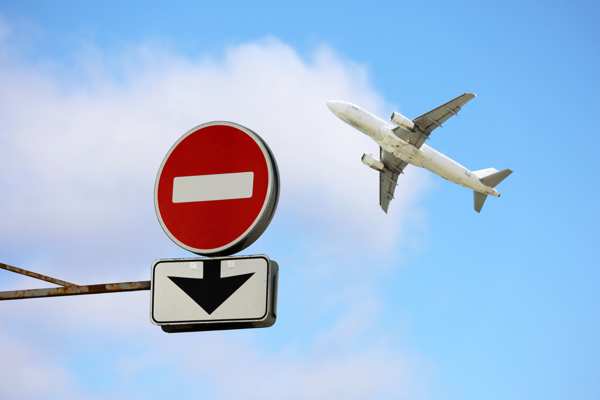 Why planes are forbidden from flying over Disney parks (and other no ...