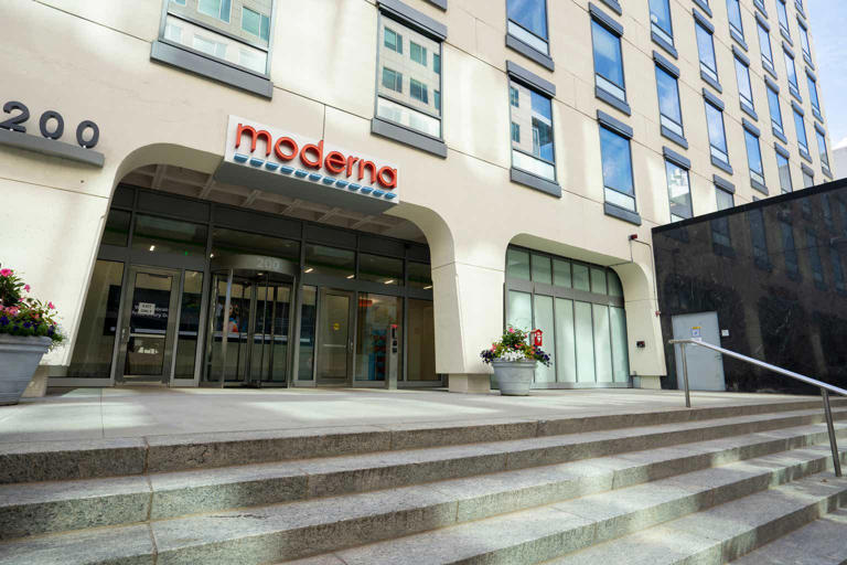Moderna eyes German production sites amid BioNTech plant closures - report