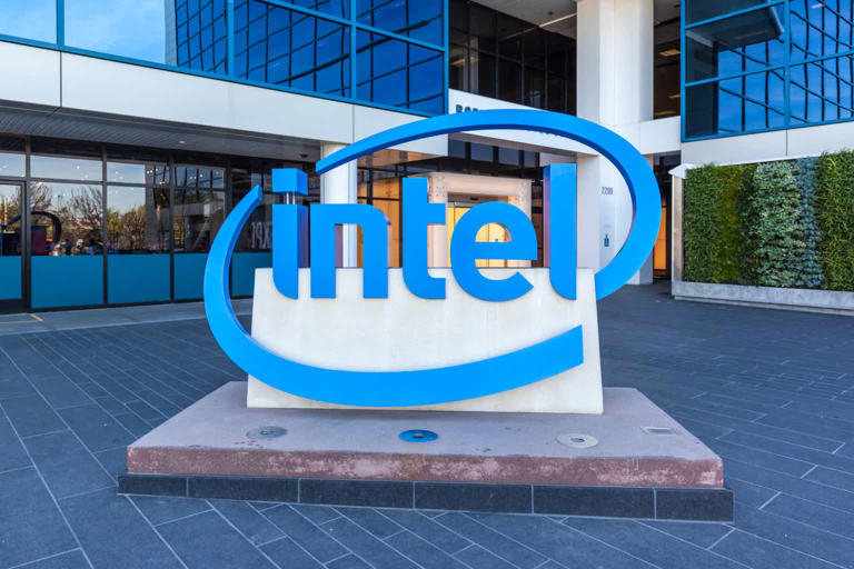 Intel shares trade in red, set to snap six days of gains