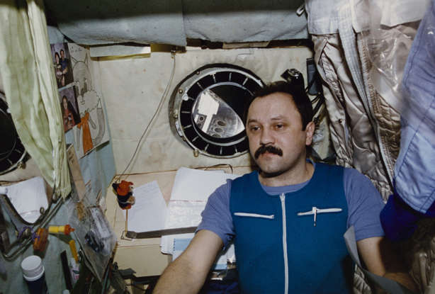 Ces choses étranges que les humains ont envoyées dans l'espace... Ces choses étranges que les humains ont envoyées dans l'espace...