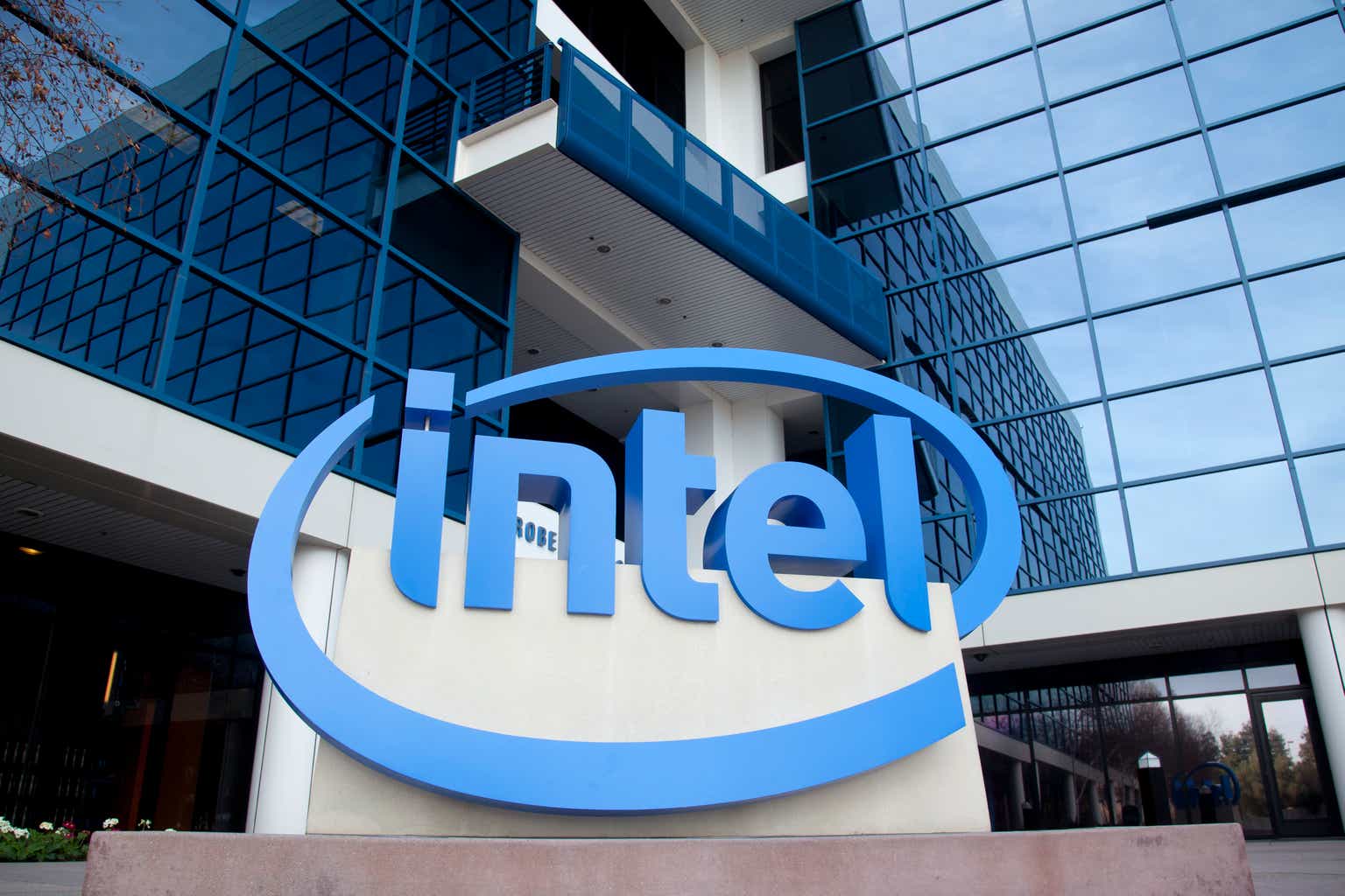Intel discusses equity boost at discount with other large investors: report