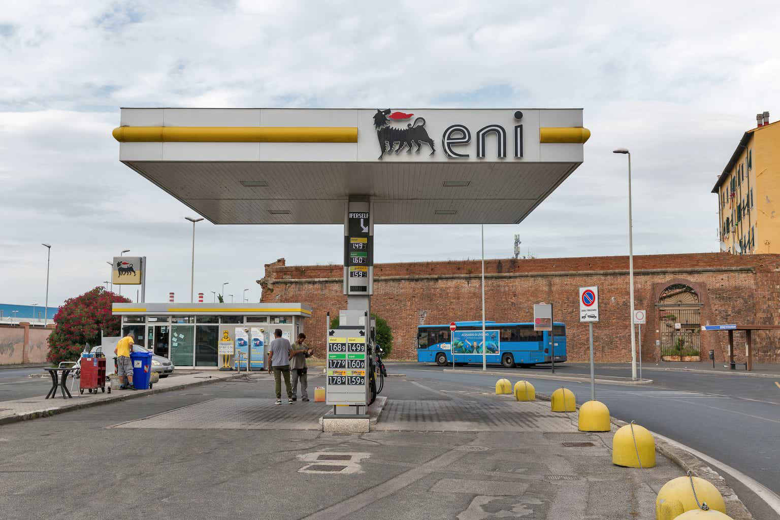 Eni aiming to raise more than €4B from asset sales - Bloomberg Eni aiming to raise more than €4B from asset sales - Bloomberg