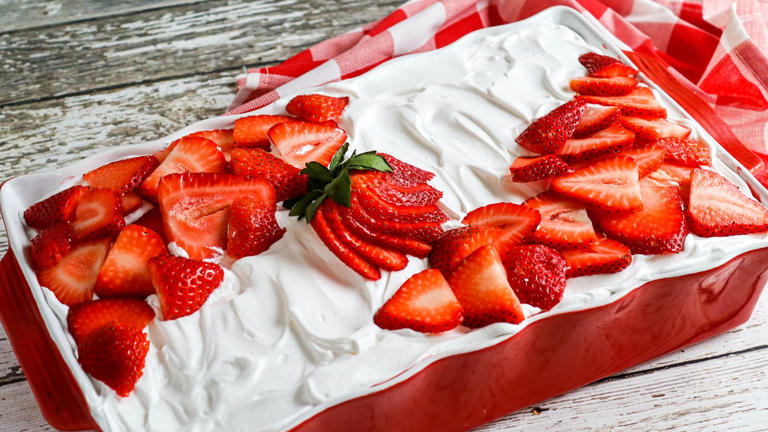 This No-bake Strawberry Cake Reminds Us Of A Sheet Cake Version Of A Trifle