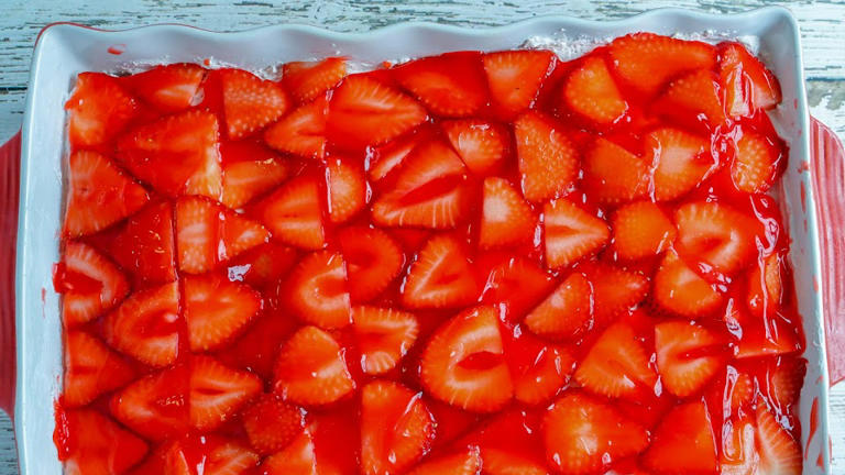 This No-bake Strawberry Cake Reminds Us Of A Sheet Cake Version Of A Trifle