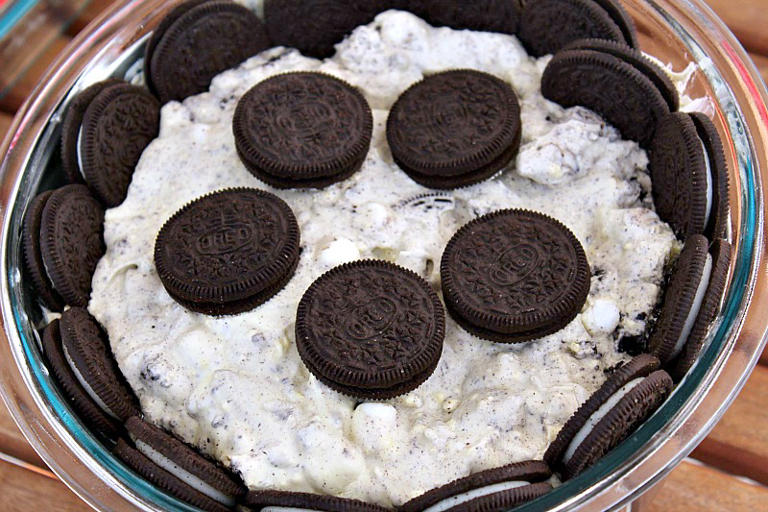 Oreo Fluff AKA Cookies n Cream Fluff! Easy Dessert!!