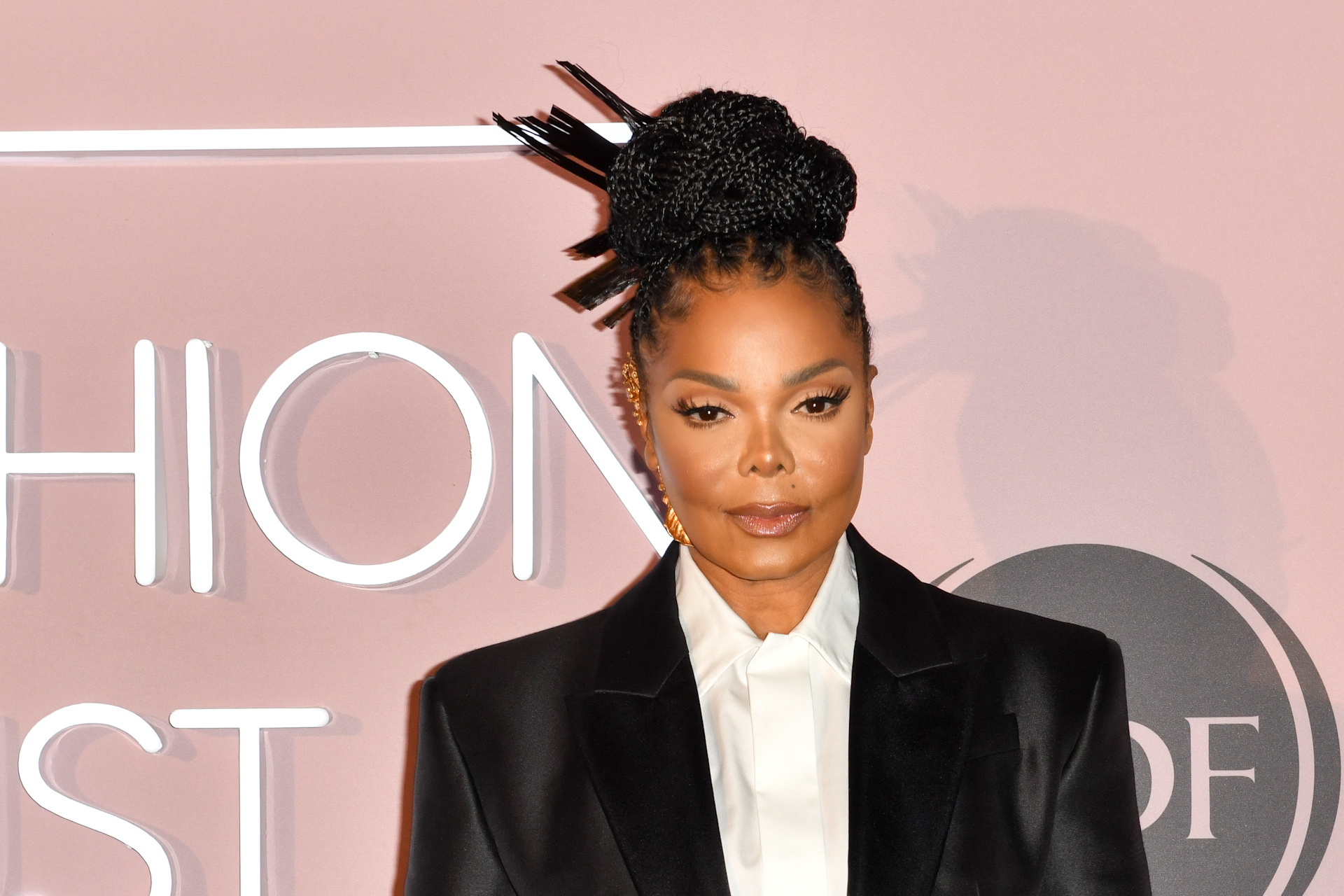 Who are the popular singers?