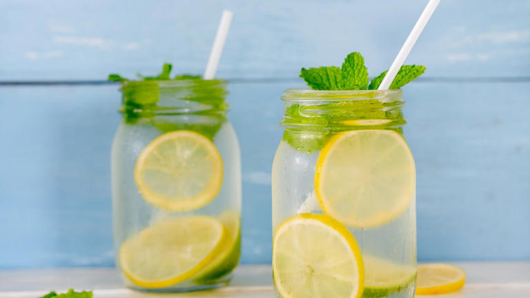 Jeden Tag Wasser mit Zitrone? Was es mit dem Körper macht