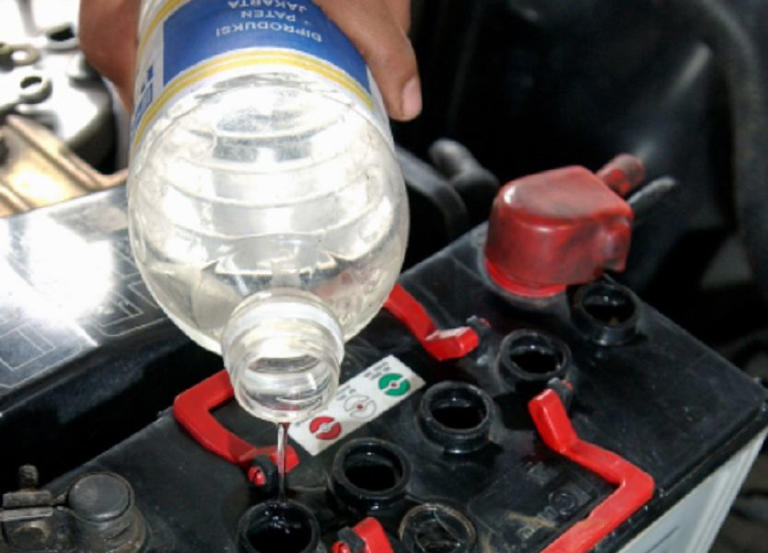 Persiapan Mudik, Biar Aman Begini Cara Mudah Tambah Air Aki Mobil
