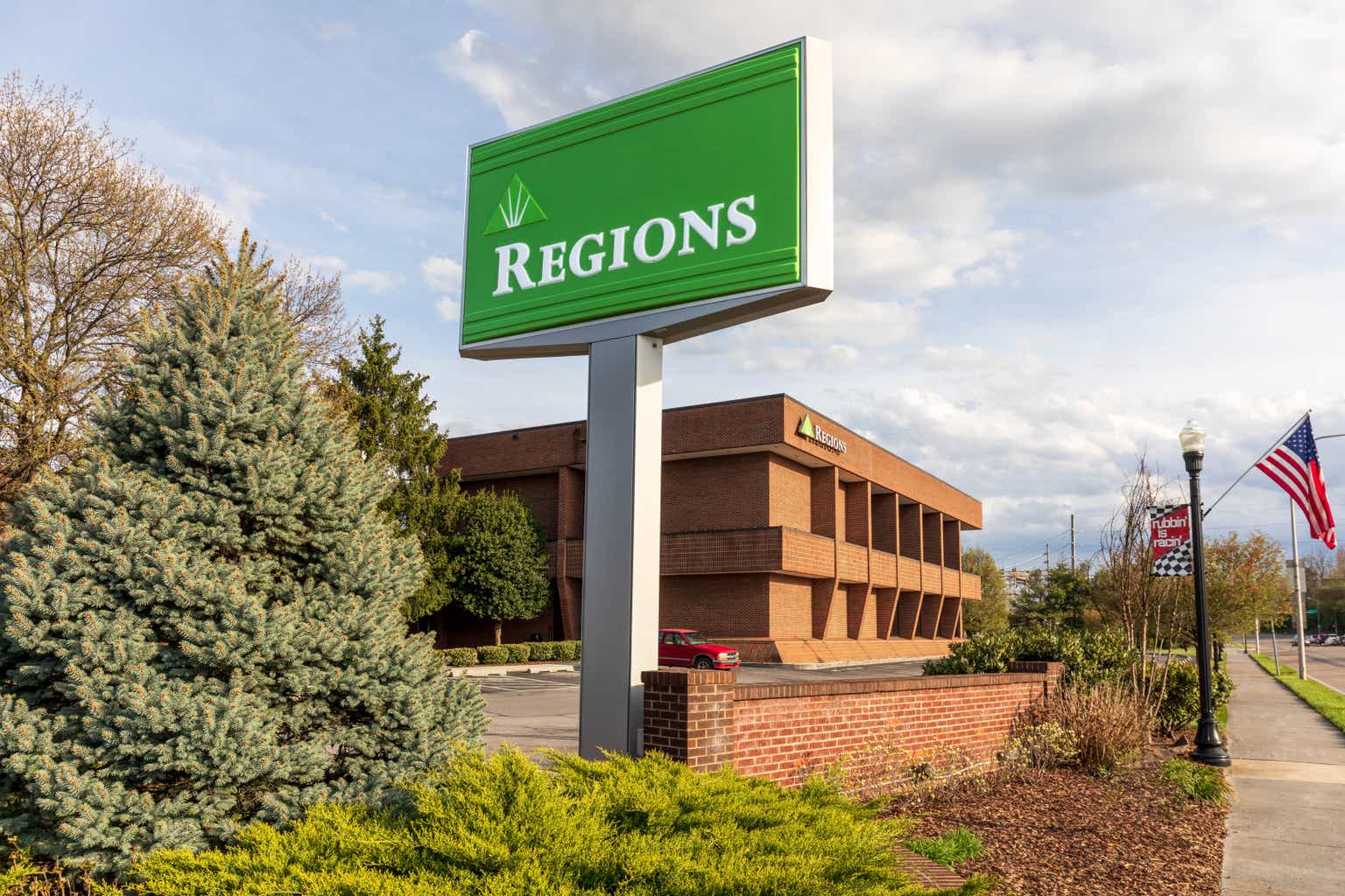 Regions Financial Q1 earnings top consensus; NII holds steady