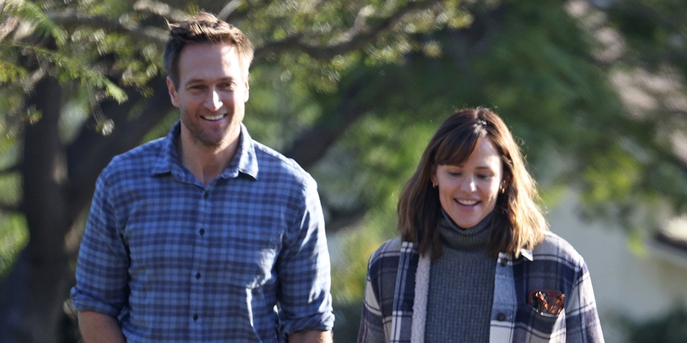 Jennifer Garner and Boyfriend John Miller Were Photographed Kissing in Rare PDA Display